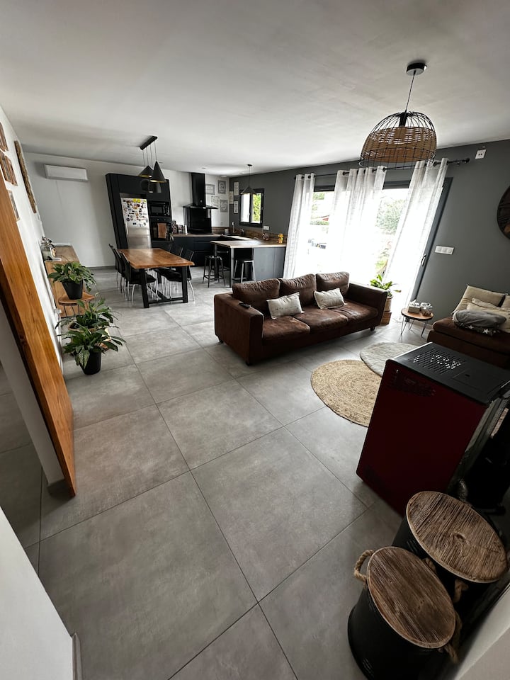 Chambre Dans Villa + Piscine - Orange