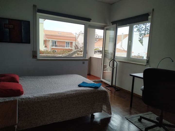 Bright En-suite Room / Jasmim - Almada