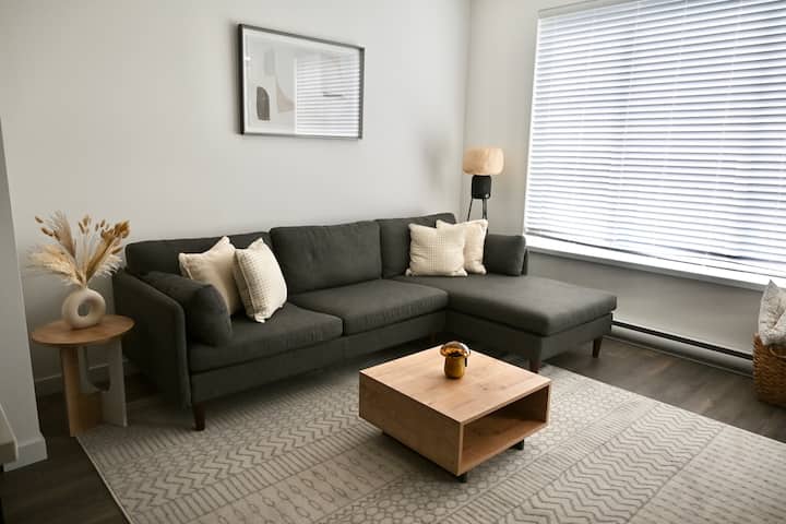 Stylish 2br Condo • Central & Comfortable - Surrey