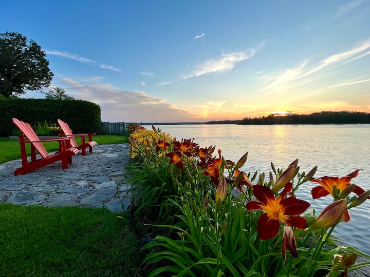 Captivating Elegant Riverside House - モントリオール