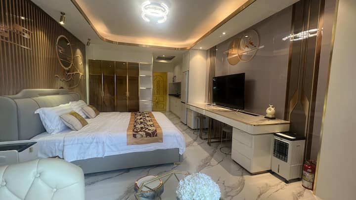 芭提雅中天维塔拉奢华黄金风格酒店公寓(素万那普机场汽车站旁边) - Pattaya City