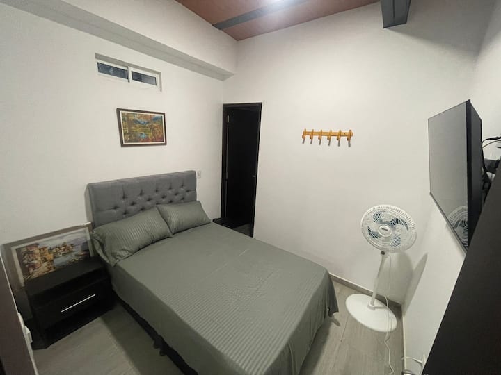 Cómoda Habitación (No Parqueadero), Hotel Montana. - Pereira, Colombia