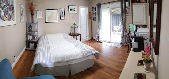 Artsy Room In Country Home - Smiths Falls