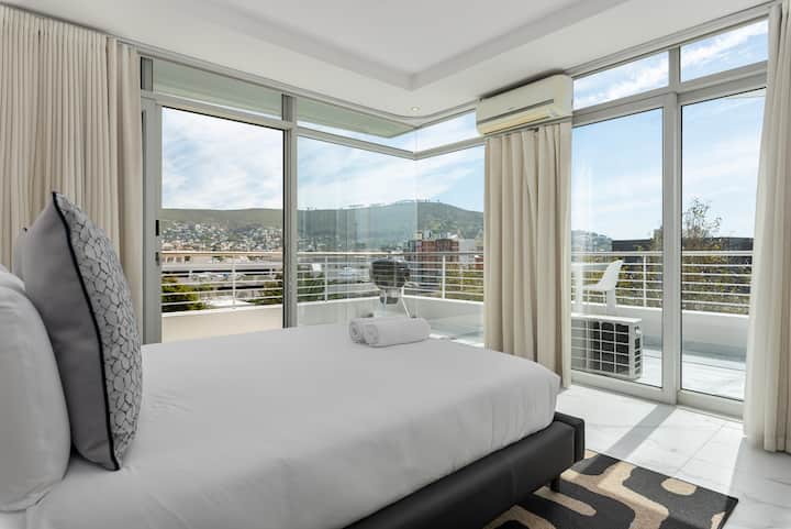 Spacious, Modern Apartment | Breathtaking Views - Cape Town
