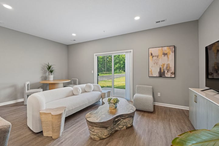 Modern Comforts: 3br Townhouse - Fort Wayne, IN