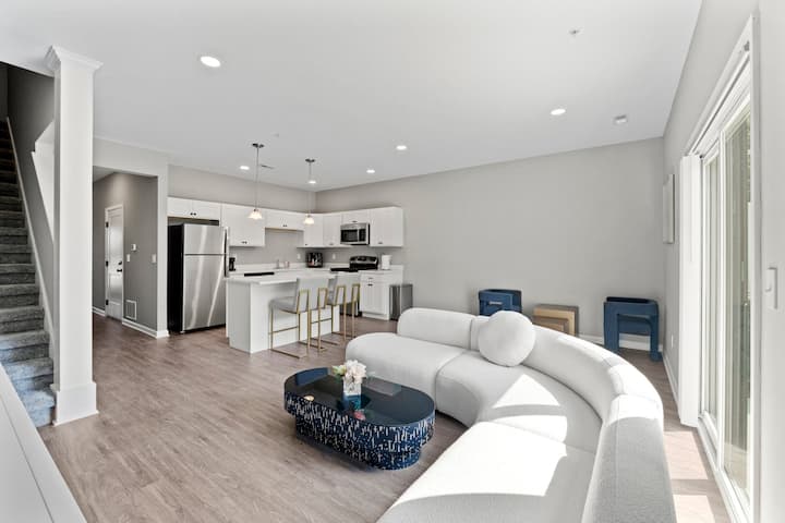 Contemporary 3br Townhouse - Fort Wayne, IN