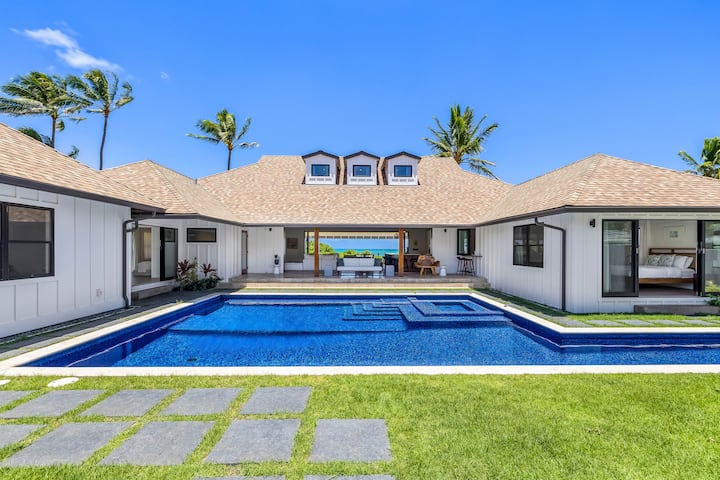 Kailua Beach Villa: Stunning Beachfront W/pool Ac - Kailua, HI