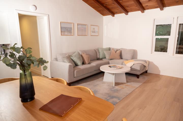 Surfrider Sanctuary • 2 Bd/1ba W/oceanview Deck - San Clemente, CA