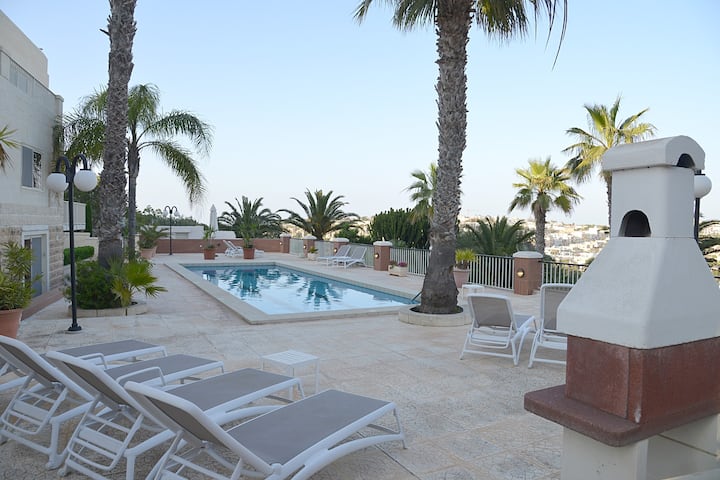 Villa Lyss Apartment Retreat – Prime Spot + Pool - Malte
