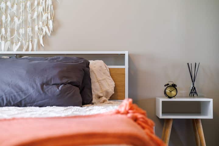 Gov's Getaway| Cozy 2 Br Near I24 & King Bed - Clarksville, TN