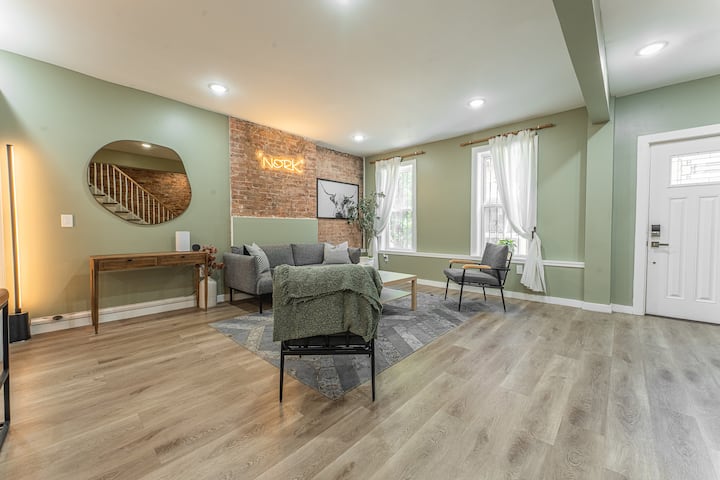 >Explore Nyc From Your Chic Newark Private Room - Newark, NJ