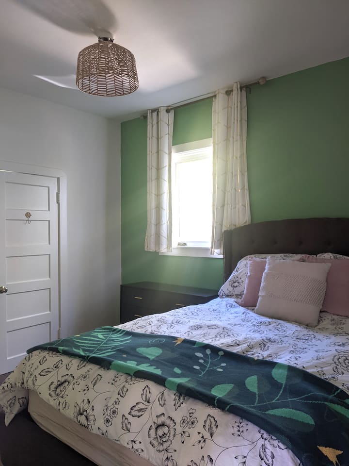 Glamorous Guestroom - Berkeley, CA