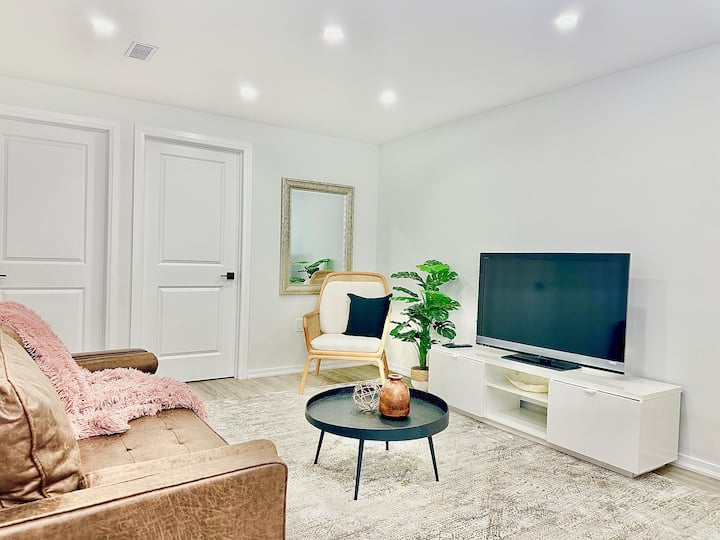 Upscale & Cozy 2 Br Apartment - Fast Wifi, Parking - Milton