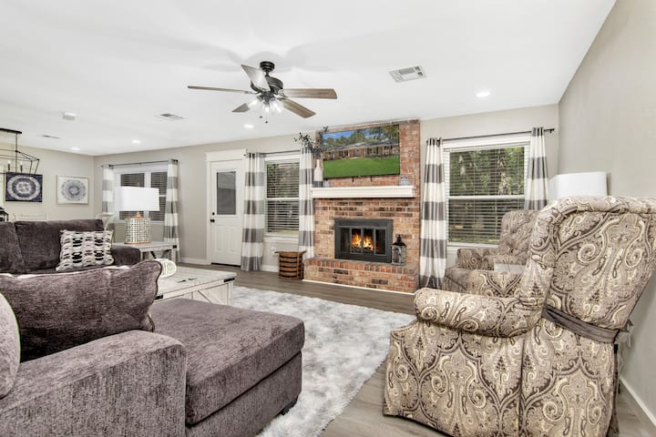 Cozy & Charming Kingwood Home - Humble, TX