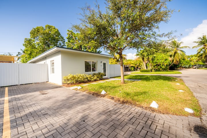 Cozy Hollywood Retreat - Hollywood, FL