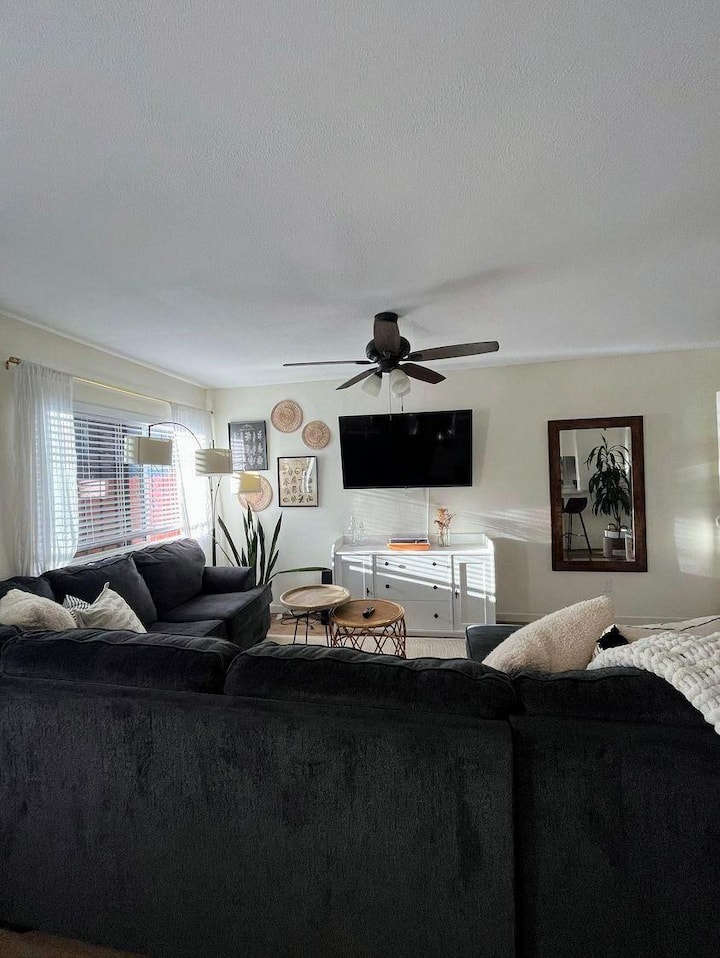 Modern And Conveniently Located Condo - San Diego, CA