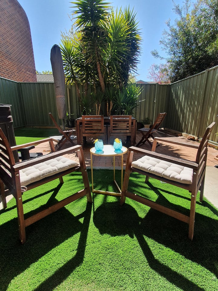 Bijoux Bliss: 2xqs Beds, 2.5 Baths, Wifi & Netflix - Canberra