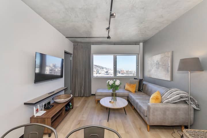 Chic & Sophisticated 1bd Apartment - Sea Point! - Camps Bay