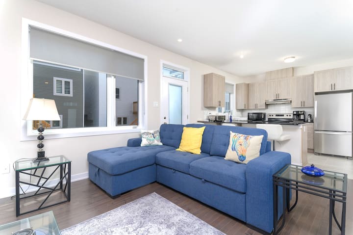 Spacious 8 Bed Home In Barrhaven • Shops 8 Min - Ottawa