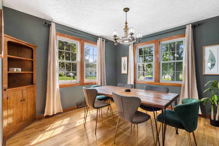 Upscale Mid-century Charmer! With Sunroom - Springfield, MO