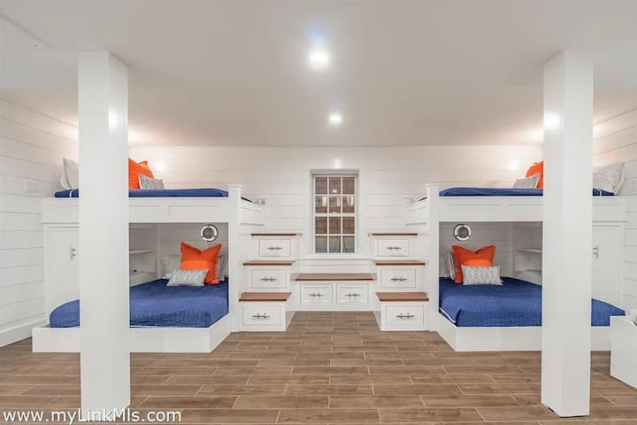 Walk To Town, Spacious Fam Friendly 5br W/ Hot Tub - Nantucket, MA