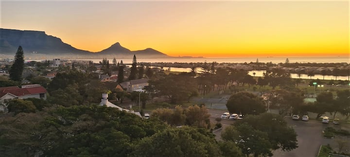 412 - Stunning Table Mountain & Sunset Bay Views - Goodwood