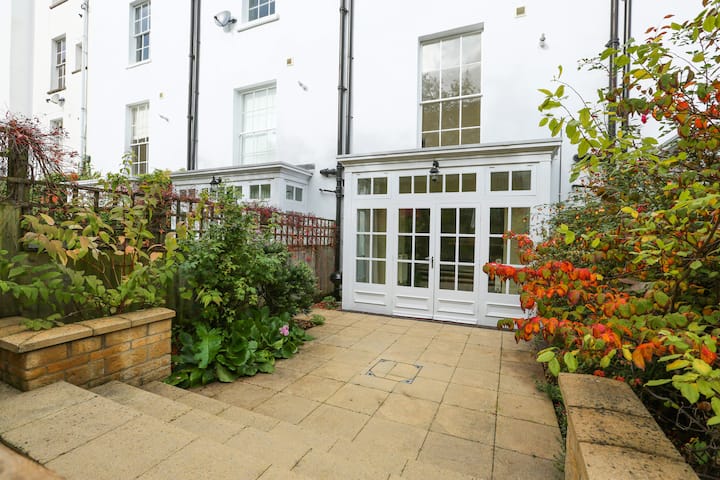 Central 2 Bed Patio Garden Flat - Bristol