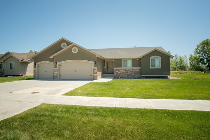 3 Car Garage-full Kitchen-large Backyard-smart Tvs - Idaho Falls, ID