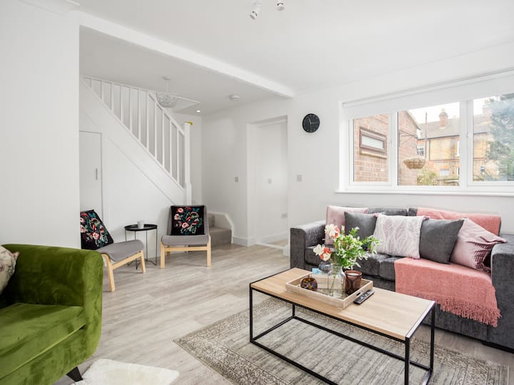 Large Modern Family Home Windsor - Slough