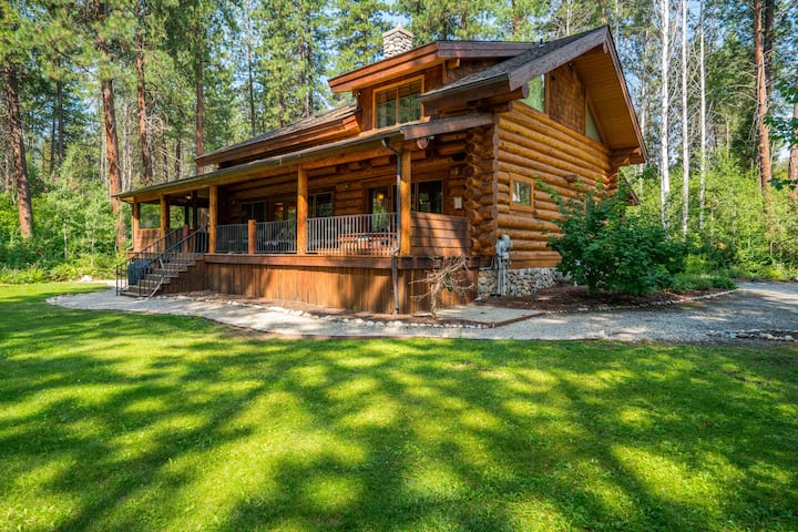 Arrowhead Lodge - Log Home On The Wenatchee River - Lake Chelan, WA