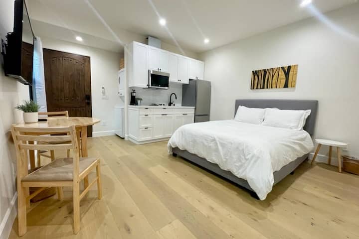 Lovely Studio Off Robertson Blvd - Beverly Hills, CA