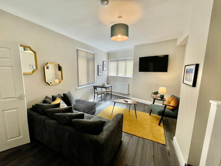 Edgy 4 Bed Home - Stoke-on-Trent