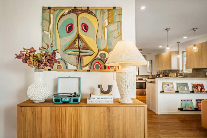 Playful Ballard Getaway: The Shuffleboard House - Ballard - Seattle