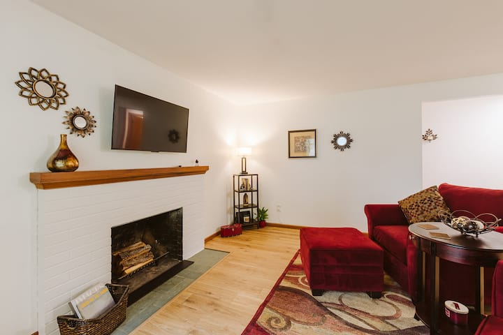 Quiet & Convenient 2 Bedroom W/carport - Steilacoom, WA