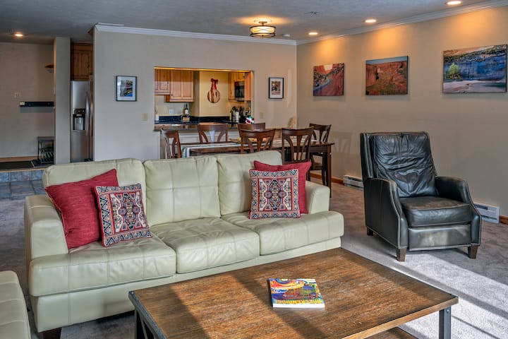 Spacious Condo, 1 Blk From Main St, 5 Min To Lifts - Breckenridge, CO