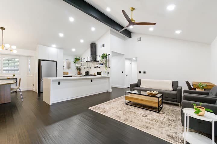 3bd/2bth Modern Home “Newly Renovated Bathrooms” - Fresno, CA