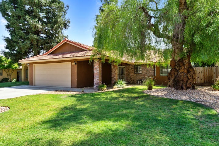 3bd/2bth Modern Home “Newly Renovated Bathrooms” - Fresno, CA