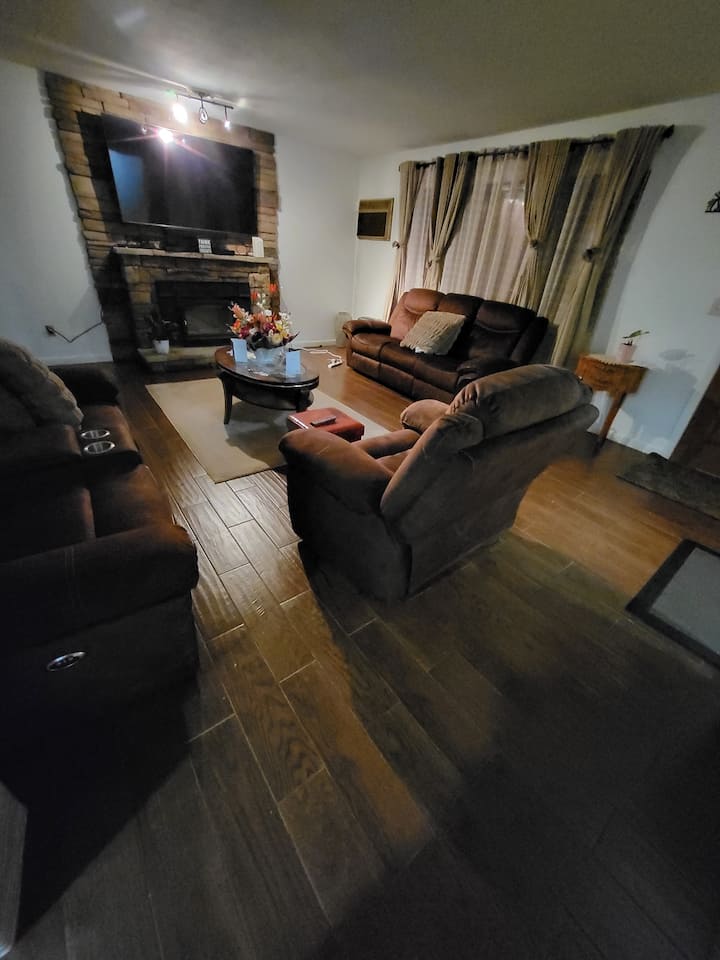 Quiet Area Near Shopping Center. - Bloomfield, CT