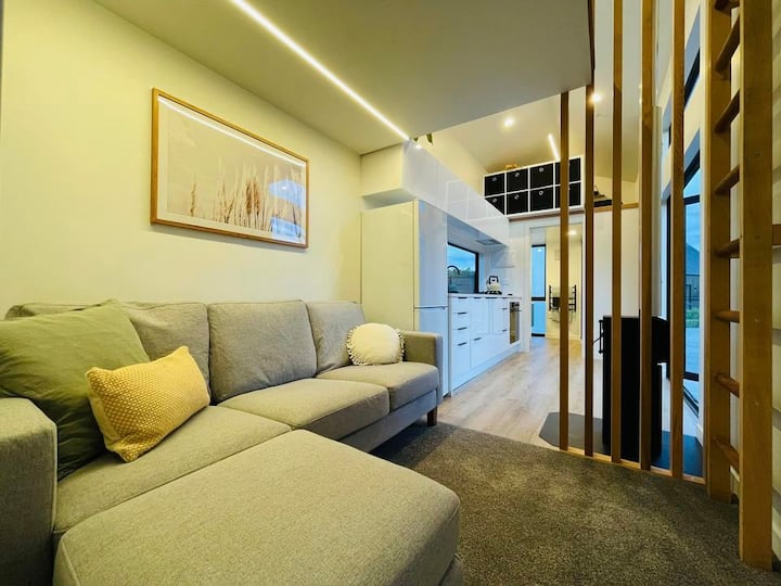 Modern Tiny House - Walk To The Airport! - ニュージーランド クイーンズタウン