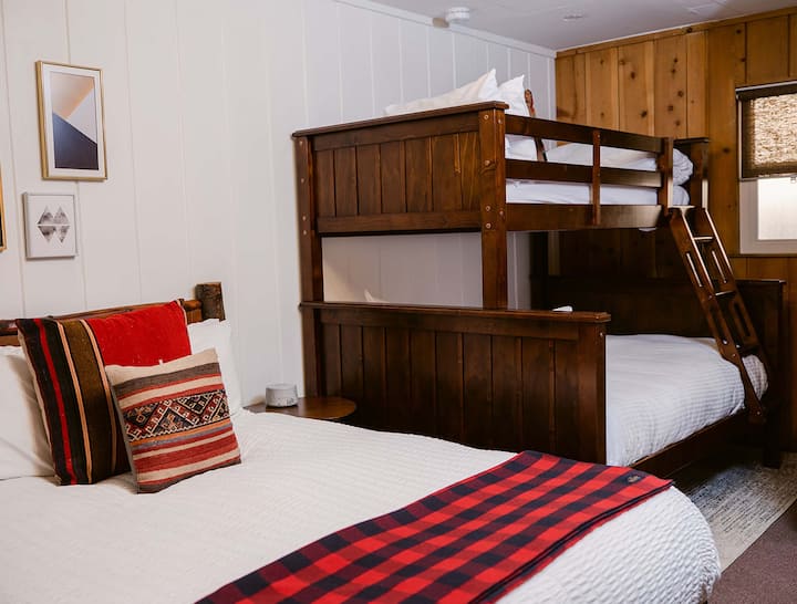 Family Motel Room In Wrightwood - Wrightwood, CA