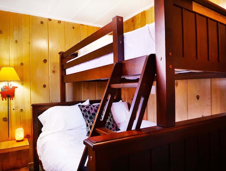 Deluxe Family Fireplace Suite In Boutique Hotel - Wrightwood, CA