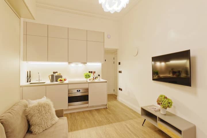 Nice Studio In The Basement - Shared Bathroom - London