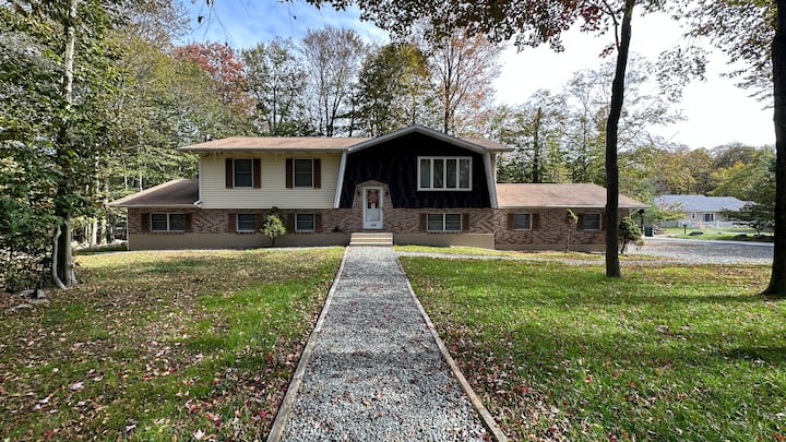 Poconos Huge  House  Game Room With Hot Tub - Tobyhanna, PA