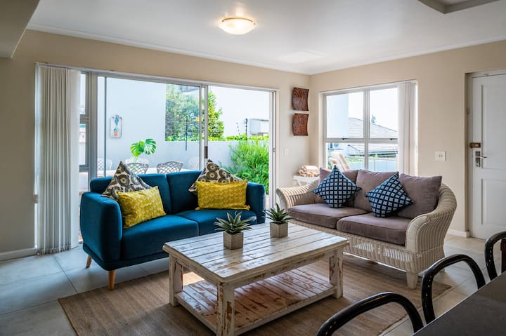 Fantastic Camps Bay Flat With Pool, Close To Beach - Camps Bay