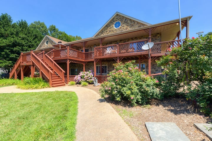 Tiki House, Perfect Large Family Getaway! - Lake Anna, VA