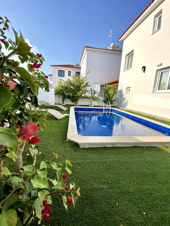 Vacation Vibes - 2 Bed Poolside Villa - Zypern