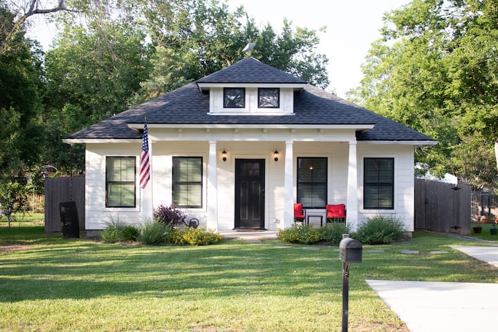 Backyard & Full Kitchen | No Checkout Instructions - Bryan, TX