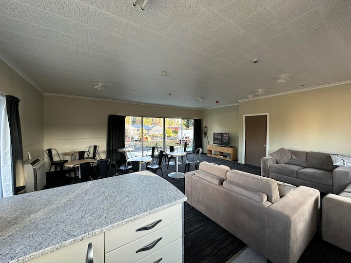 Lakeside Getaway: 5br Bliss - Twizel