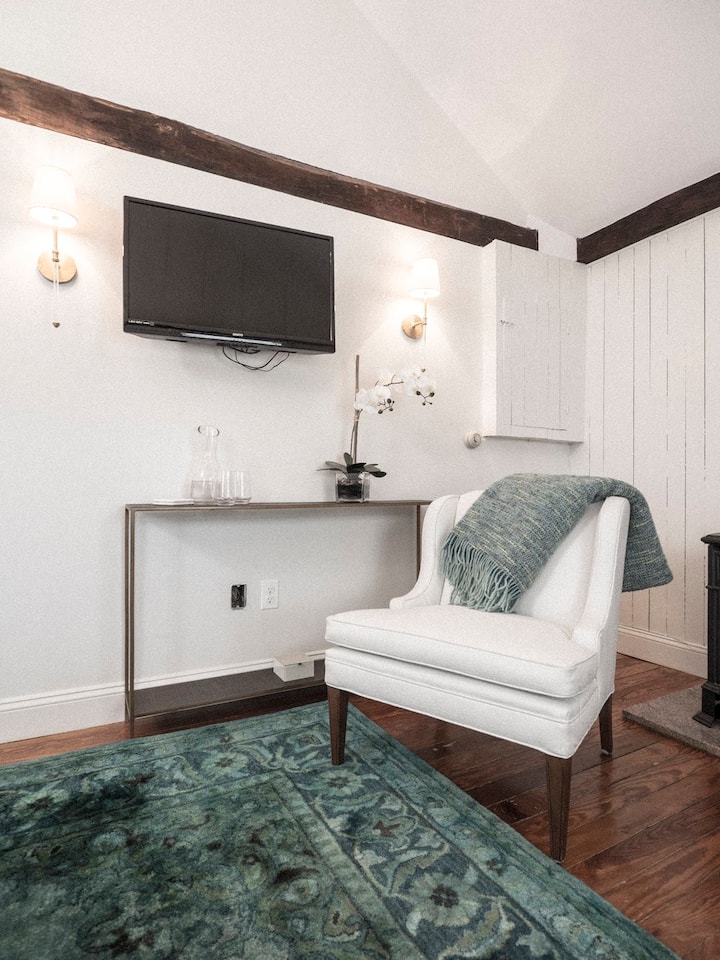 Miss James - Exquisite Room / 18th C. Landmark - Old Saybrook, CT