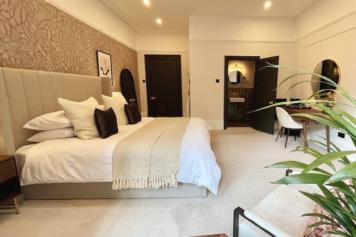 Alexandra - Super King Ensuite -Victorian Property - Nottingham